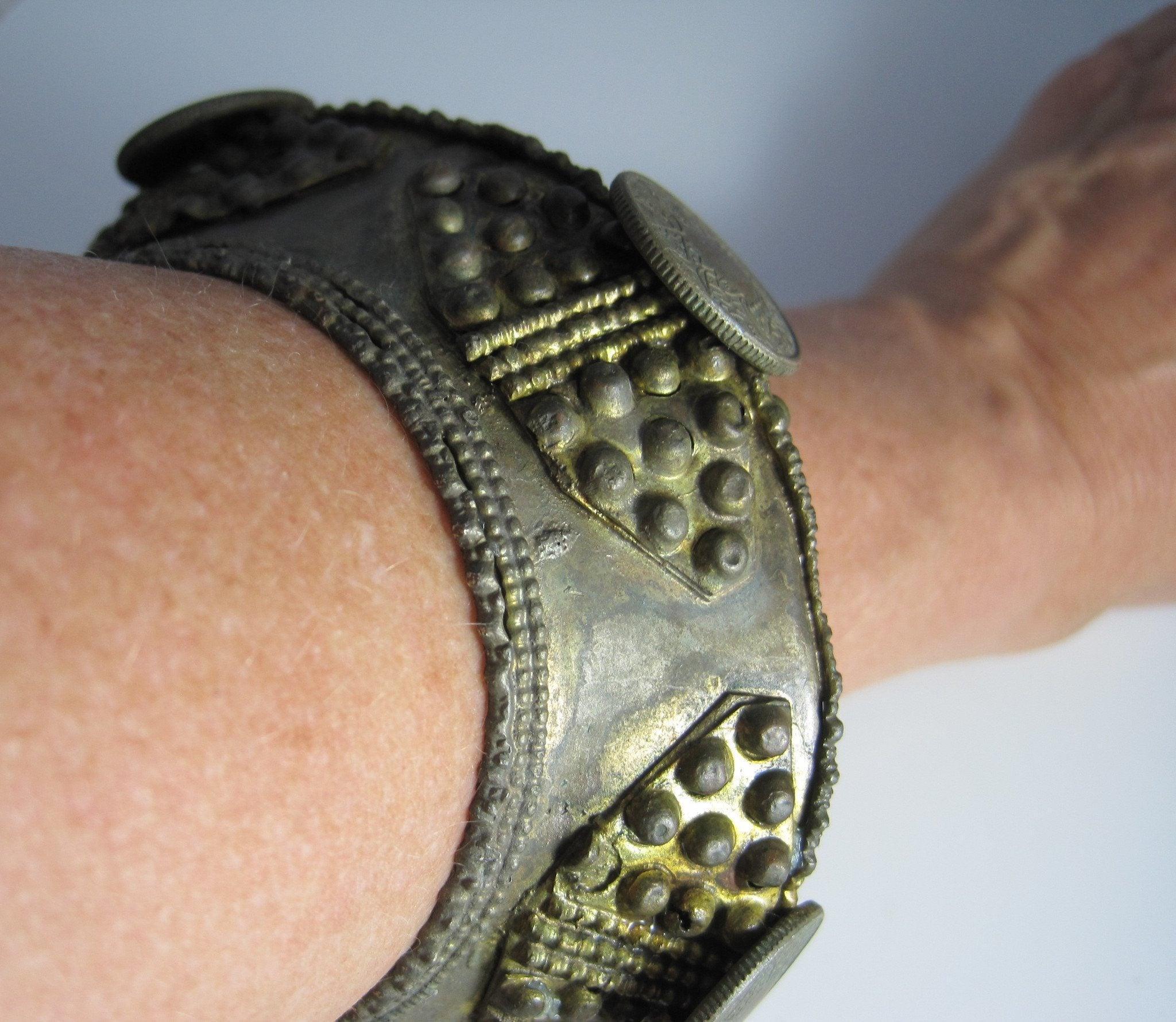 Saudi Metal Bracelet With Coins – Anteeka